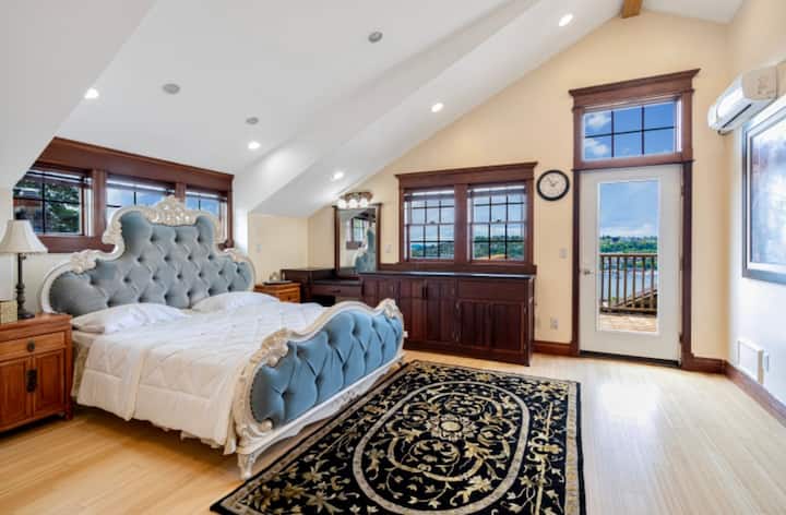 Emerald Waters Villa In Capitol Hill - Seattle, WA