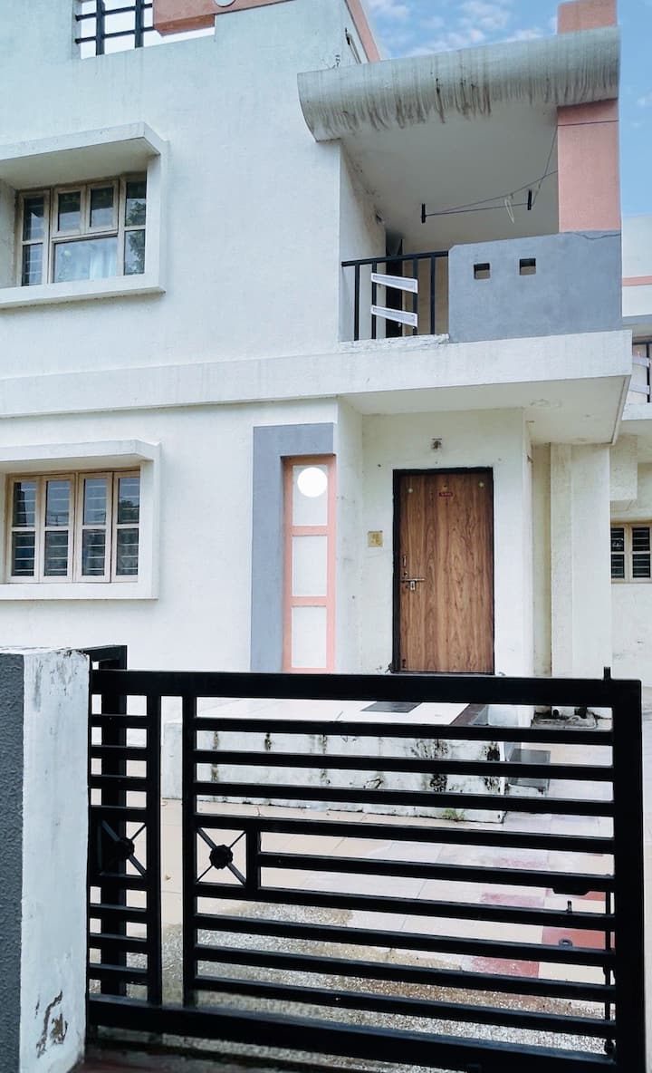 Spacious Duplex With Ac Bedrooms, Balcony+parking - Ahmedabad