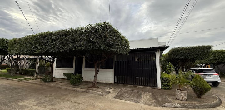 Masaya Stay: 2 Bedroom Home+ac+tv+garage+bath - Managua