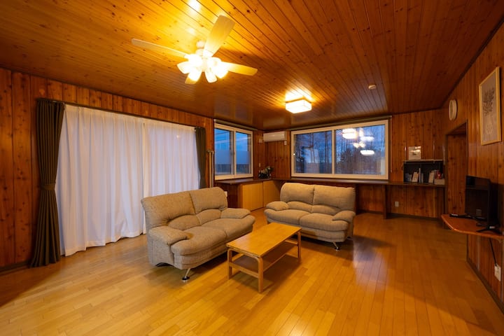 札幌と富良野の中間/札幌60分/新千歳空港75分/富良野65分/高速三笠インター7分/最大7名 - 三笠市