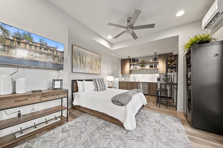 Centrally Located Lake Oswego Studio - Lake Oswego, OR