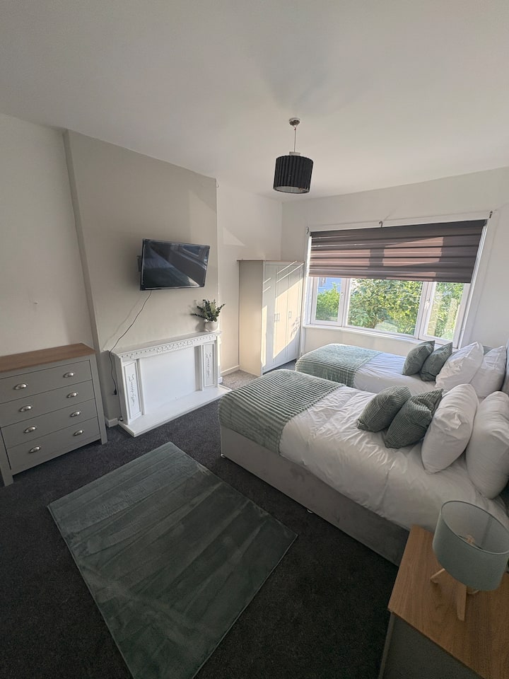 3 Bedroom Upper Cottage 
Gladsmuir Rd Hillington - Glasgow