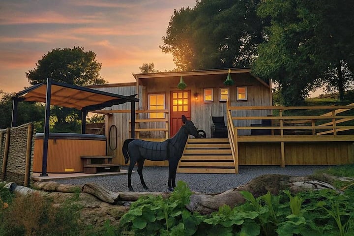 Sugar Box - Private Hot Tub & Rustic Charm - North Devon