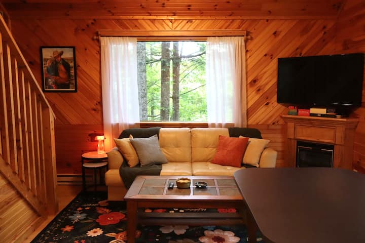 Whimsy Wood Cabin - Lansing, NC