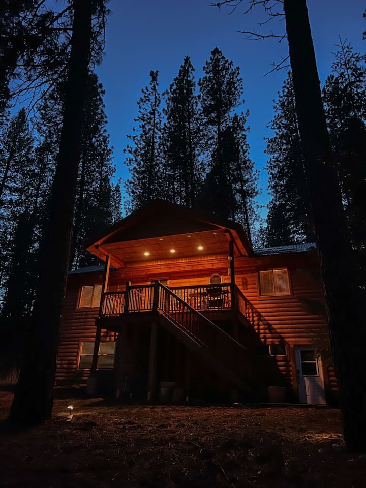 Cozy Ponderosa Cabin · Hot Tub & Quiet Pines - Idaho (State)