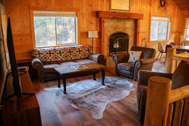 Cozy Ponderosa Cabin · Hot Tub & Quiet Pines - Idaho (State)
