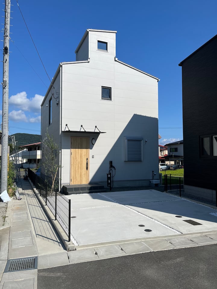住宅街の中の落ち着いた一軒家 - 韮崎市