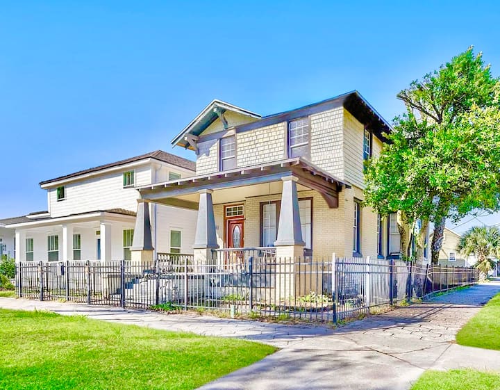 Stunning 2 Story Home W Wood Touches- 4 Mins To Dt - Jacksonville, FL