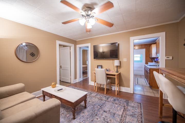 Cozy Urban Home W/extra Parking - Akron, OH