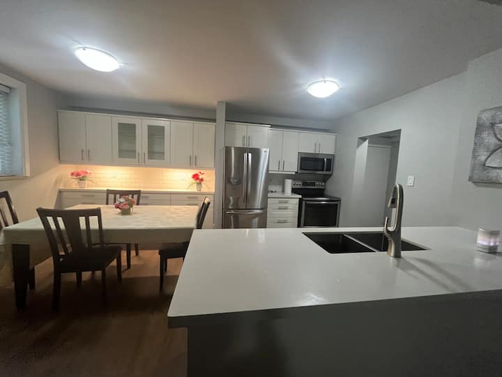 Luxurious Two Bedroom Apartment - Burlington