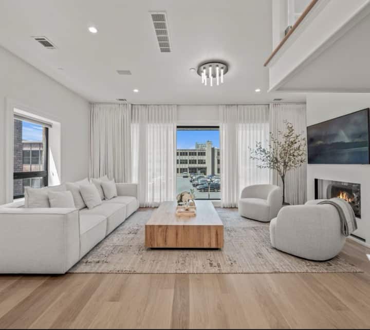 Executive Luxury 3br • Rooftop • Downtown - Ann Arbor