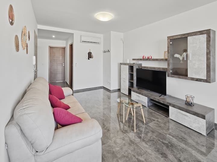 Serenity 5 2br 2 Bath Terrace Park Views - Malta
