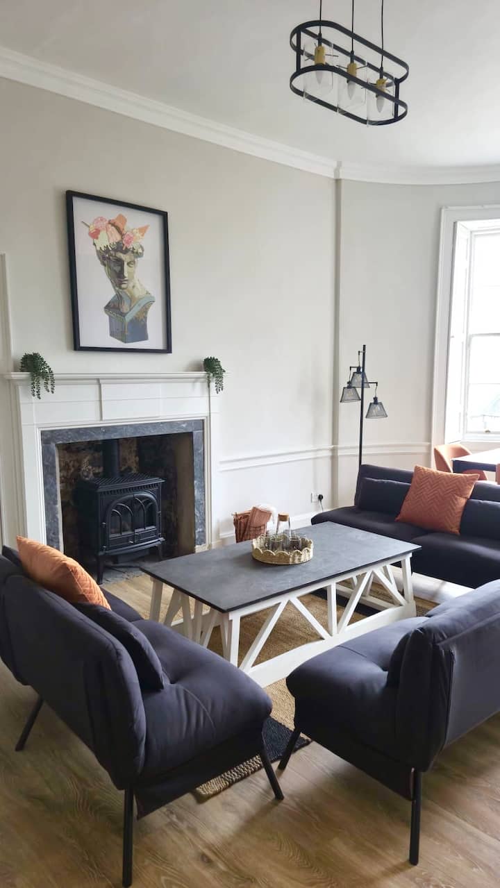 Heart Of The City – 3 Bedroom Oasis - Edinburgh