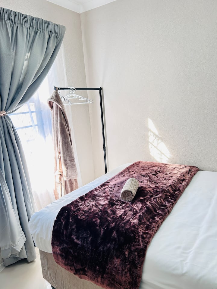 Dubai Guest House, 5 Star Homely Stay - Soshanguve