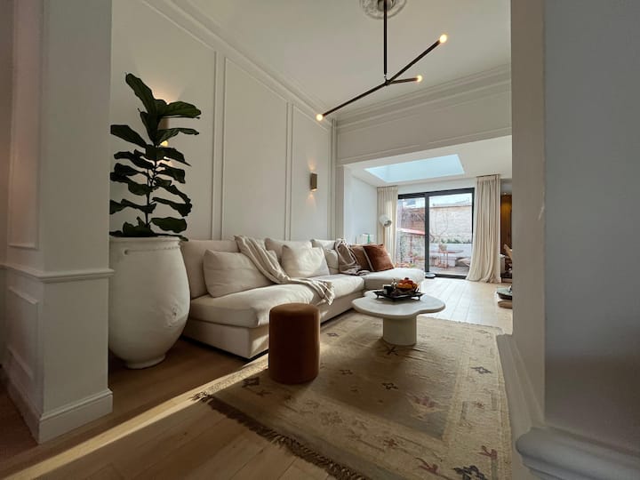 Luxe Antwerp Townhouse + Carpark - Schoten
