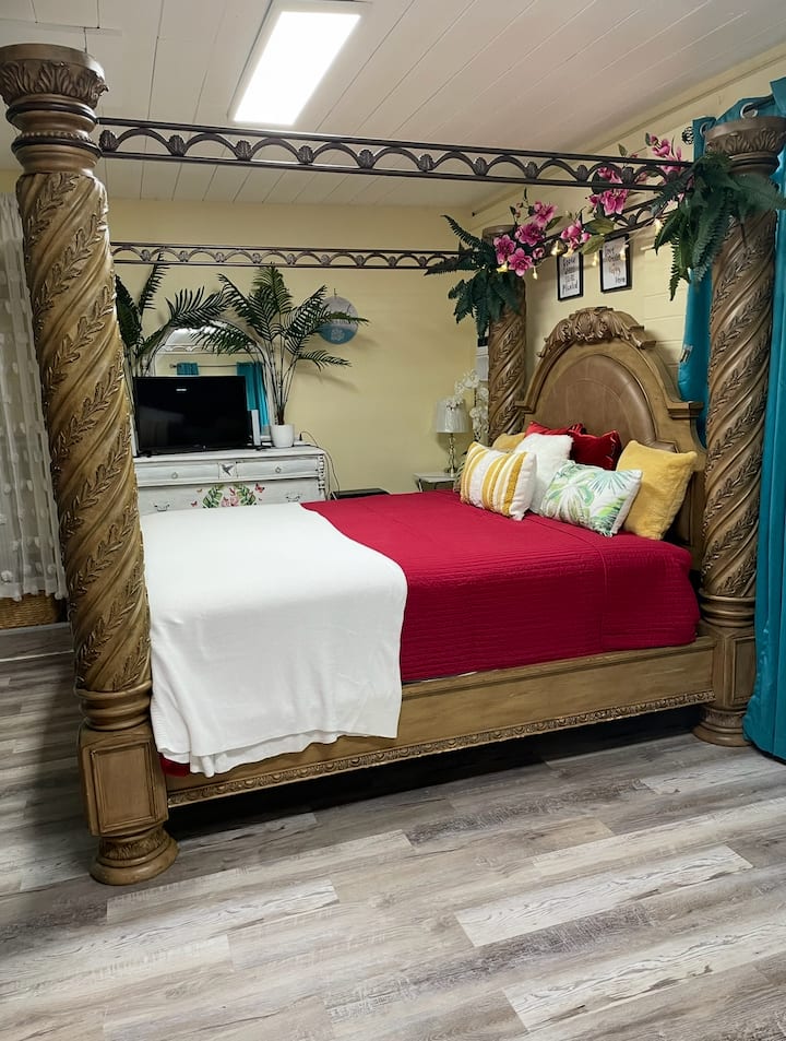 Beach Guest House, Bed For Royalty! - Ormond Beach, FL