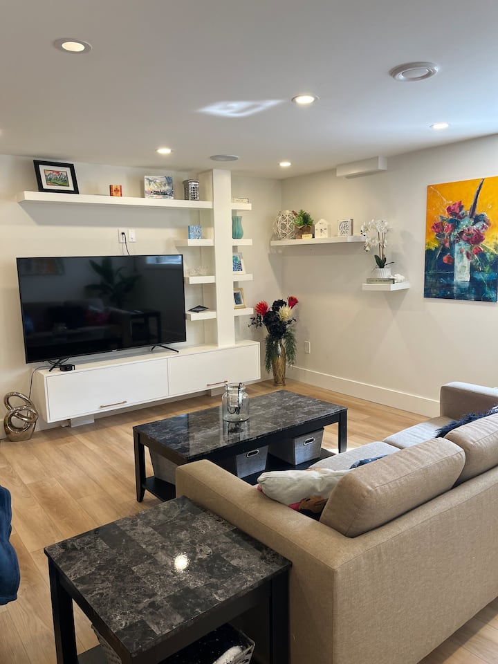 Artsy 2 Bedroom Basement Suite - Calgary