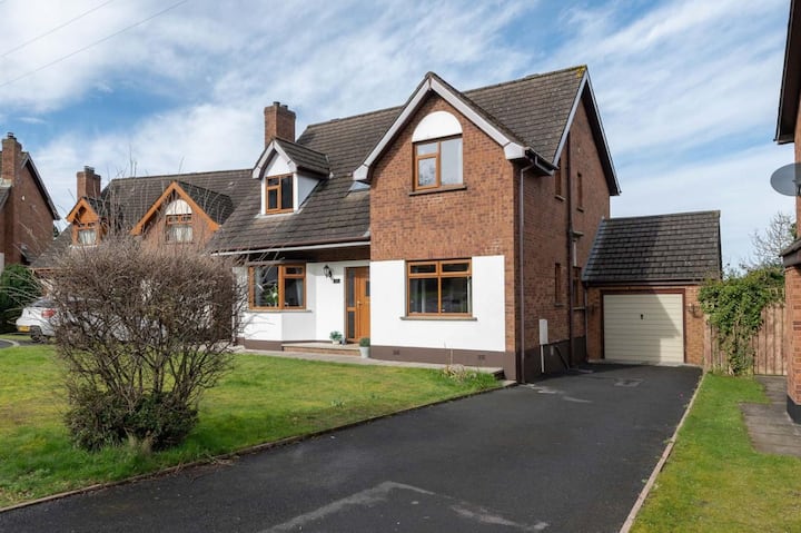 The Heights - Quiet Detached Home - Stunning Views - Belfast