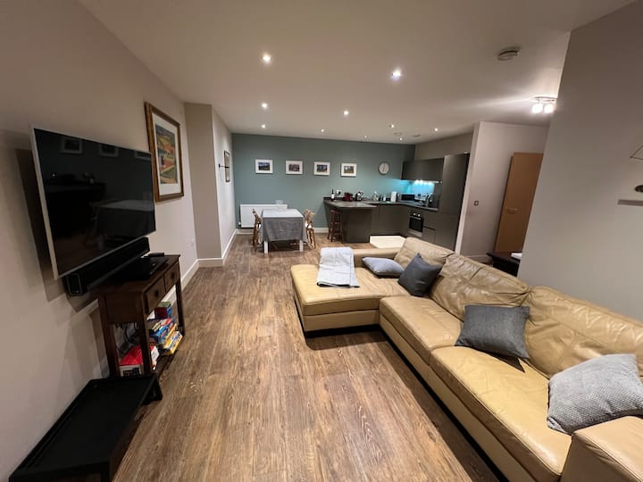 2 Bed Flat By Raynes Park Stn - エプソム