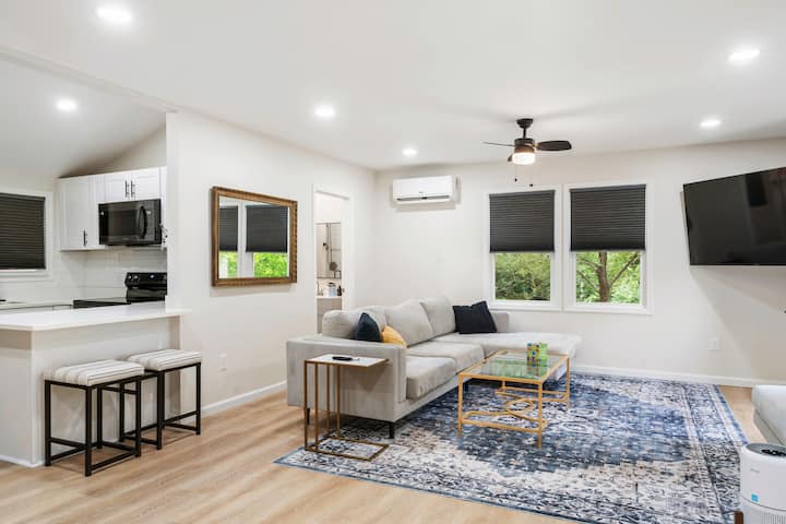 Remodeled Modern Home; 10 Min From Everything! - Kansas City, KS