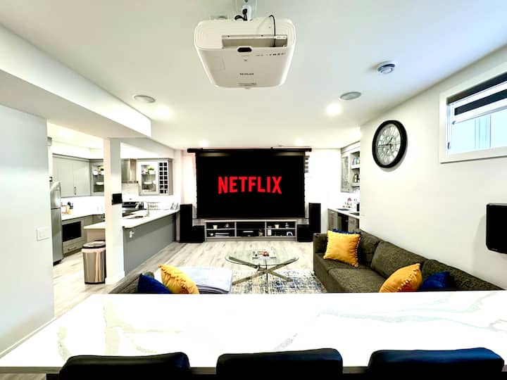Best Luxury Suite Near Airport With Home Theater - Alberta