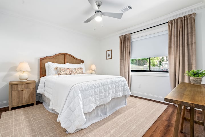 The Escape Off Magnolia | 2br/2ba Walk Everywhere - Auburn, AL