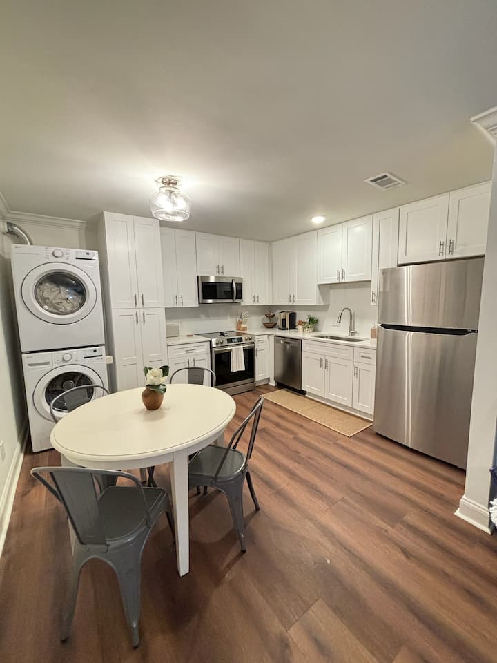 The Thomas Street Escape - 2 Bedroom 2 Bathroom - Auburn, AL