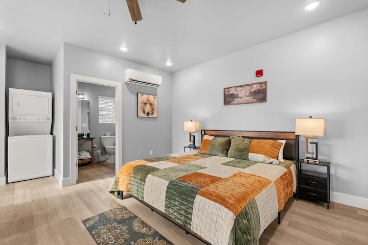 1-bath Studio | King Bed | Sleeps 2 + Free Dollywo - Sevierville, TN
