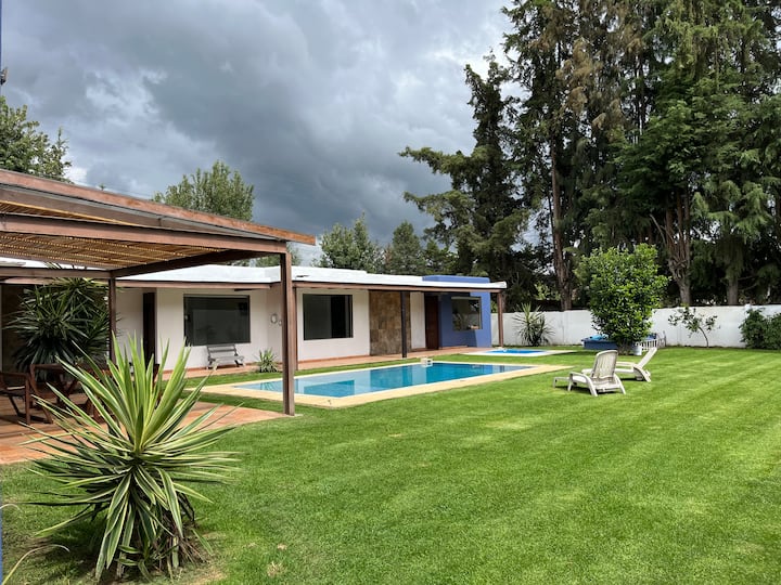 Casa Muy Amplia Con Alberca Y Jardín - Valle de Bravo