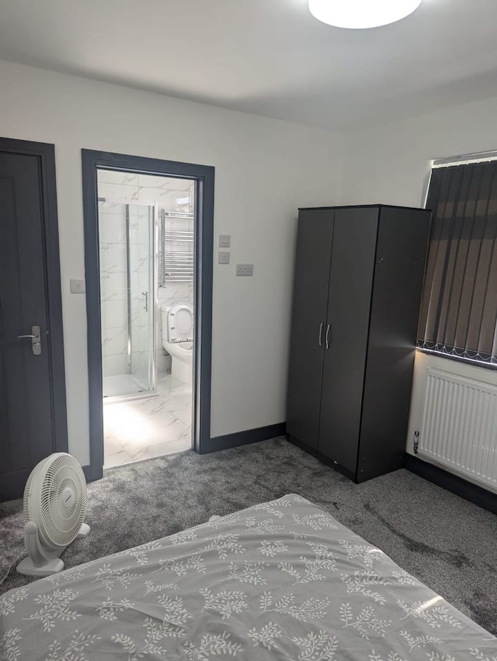 Ensuite Double-bedroom New House - Uxbridge