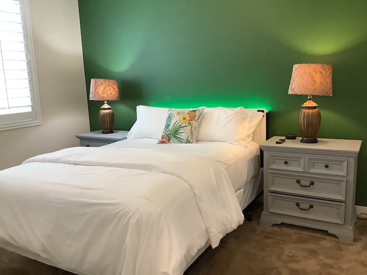 Room With Private Bath, Hot Tub - Banning, CA
