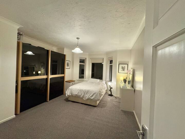 Cozy Retreat Bedroom In Iford. - Highcliffe