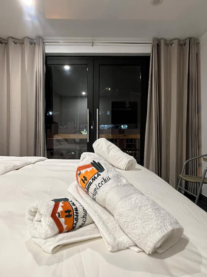 W. Mountains King - Aguas Calientes