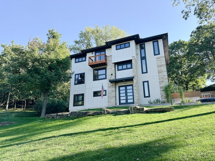 The Hillside Hideaway: Luxury Retreat - Kansas City, KS