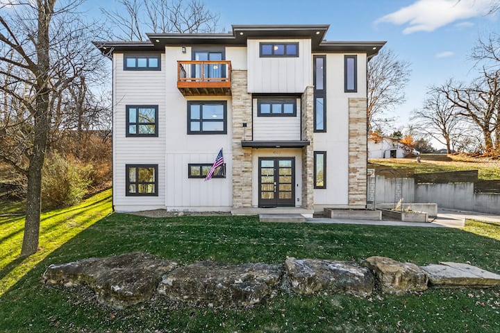 Modern 4br/4 Private Bathrooms, Near Airport - Riverside, MO