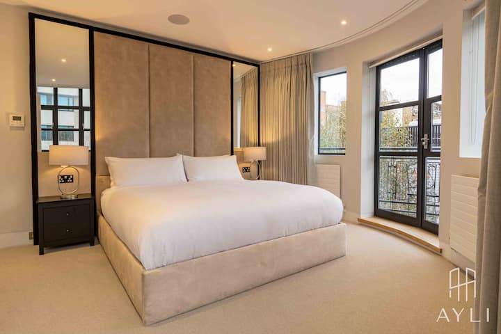 Three Bedroom Apartment With Balcony - London