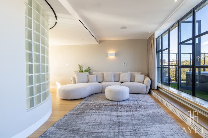 Four-bedroom Penthouse With Hot Tub - London