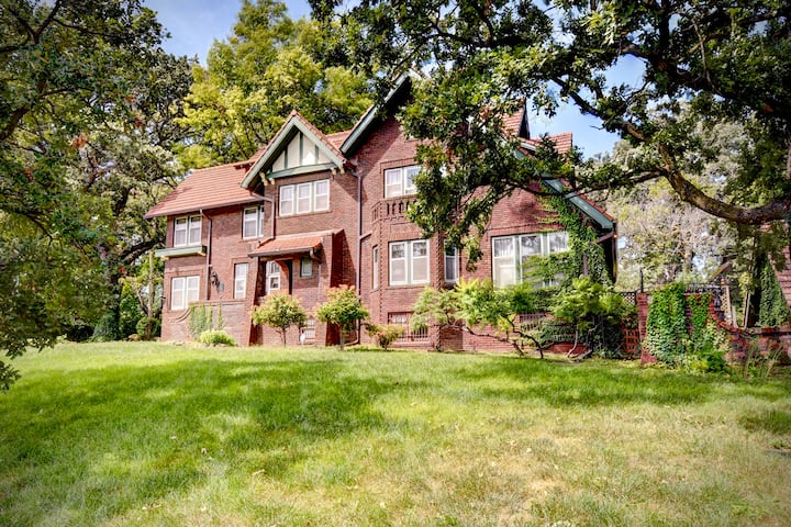 *New Listing* Luxury Home Downtown Omaha - Omaha, NE