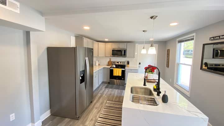 Chic Spacious Home 5 Mins To Hospital & College - Frederick, MD