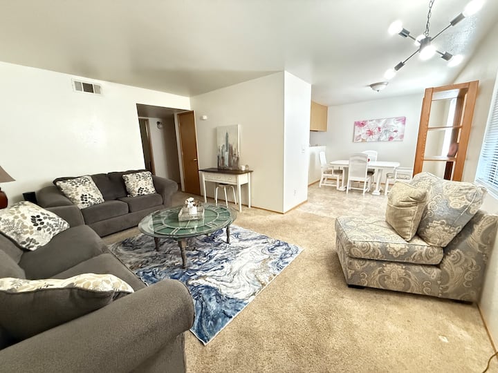 30+ Day Gem! | Bright 2br, Pool, Dogs Welcome! - Redding, CA