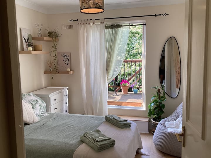 Tranquil Room With Terrace. - Brighton