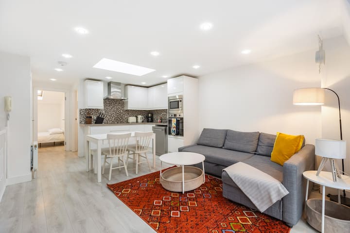 Two-bedroom Flat W/ Private Terrace: Shoreditch - London