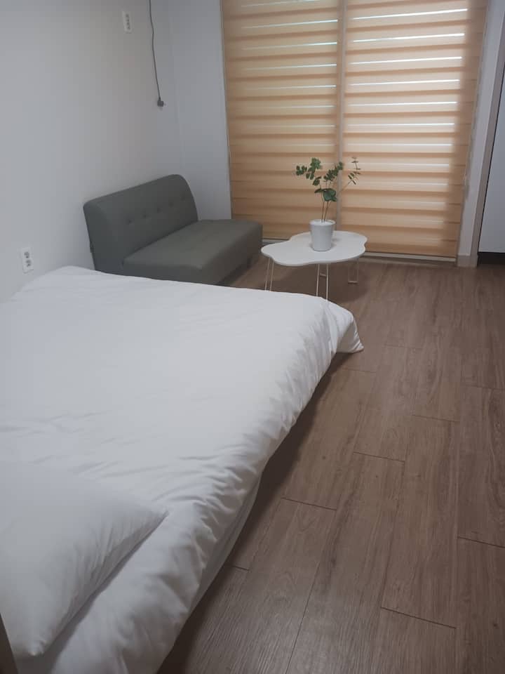 원룸303호/황리단길터미널도보5분/비대면책인/마트도보3분/건물무료주차/엘베/유듑넷블/짐보관 - Gyeongju-si