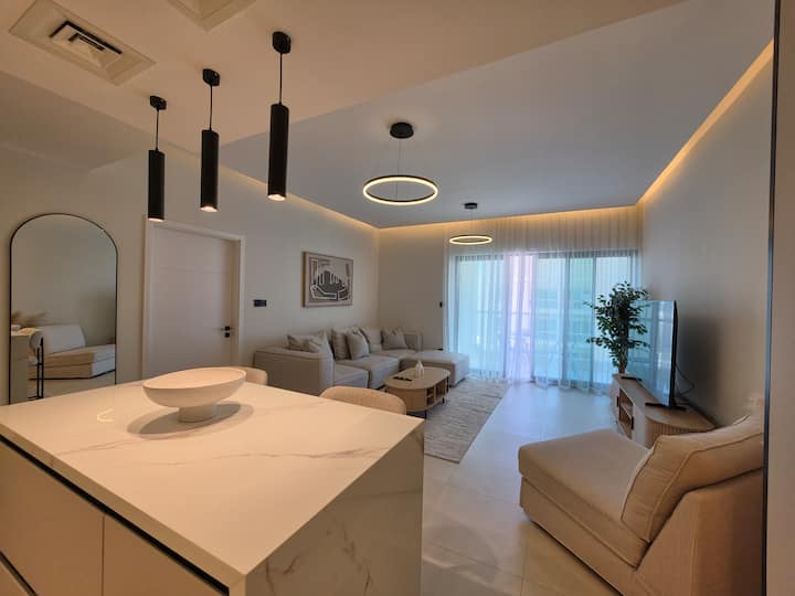 Urban Sunset | Newly Renovated Central 1br - Dubai