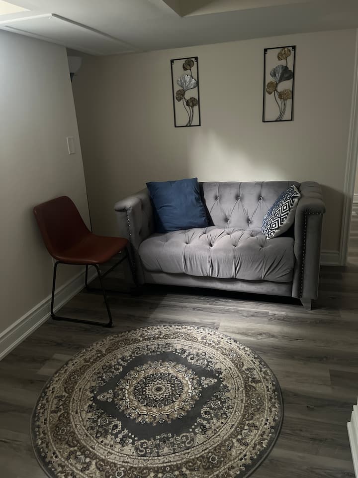 2 Br Private Walkout Unit, Seperate Entrance - Mississauga