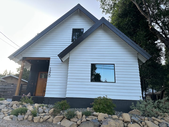 Enjoy Cedar House. 3/2. Yard. - Mount Shasta, CA