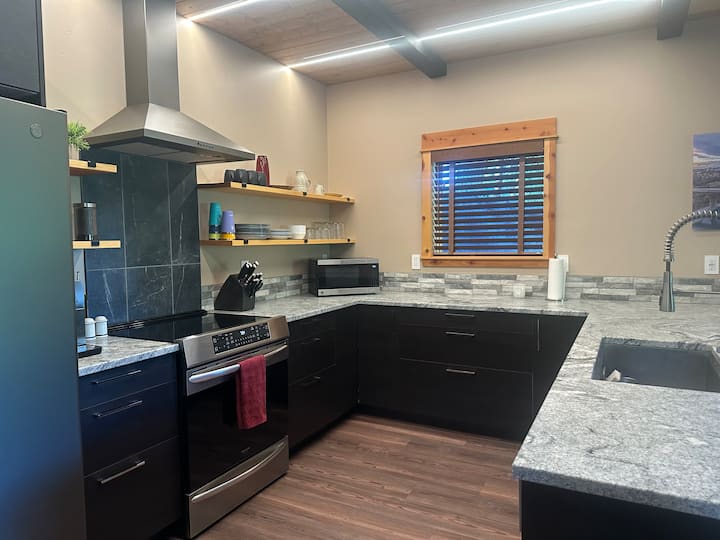 Enjoy Cedar House. 3/2. Yard. - Mount Shasta, CA