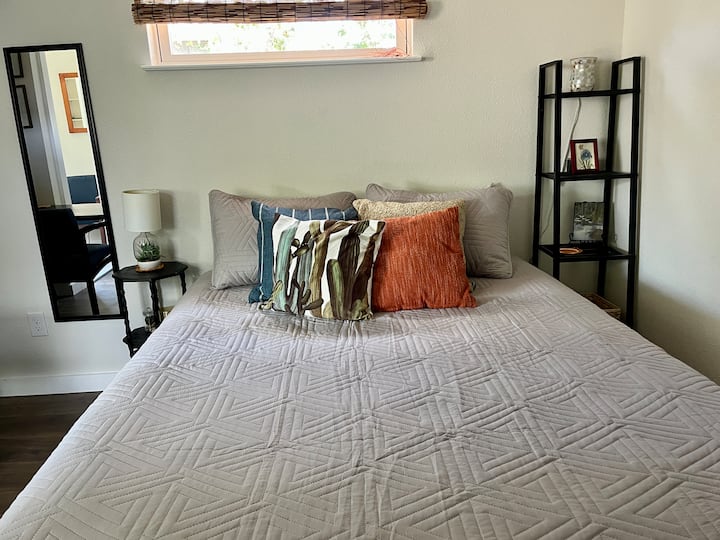 Private Cactus Studio W/ Laundry & Self Check-in - Austin, TX