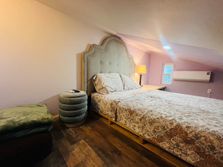 Spacious Attic Space - Santa Clarita, CA