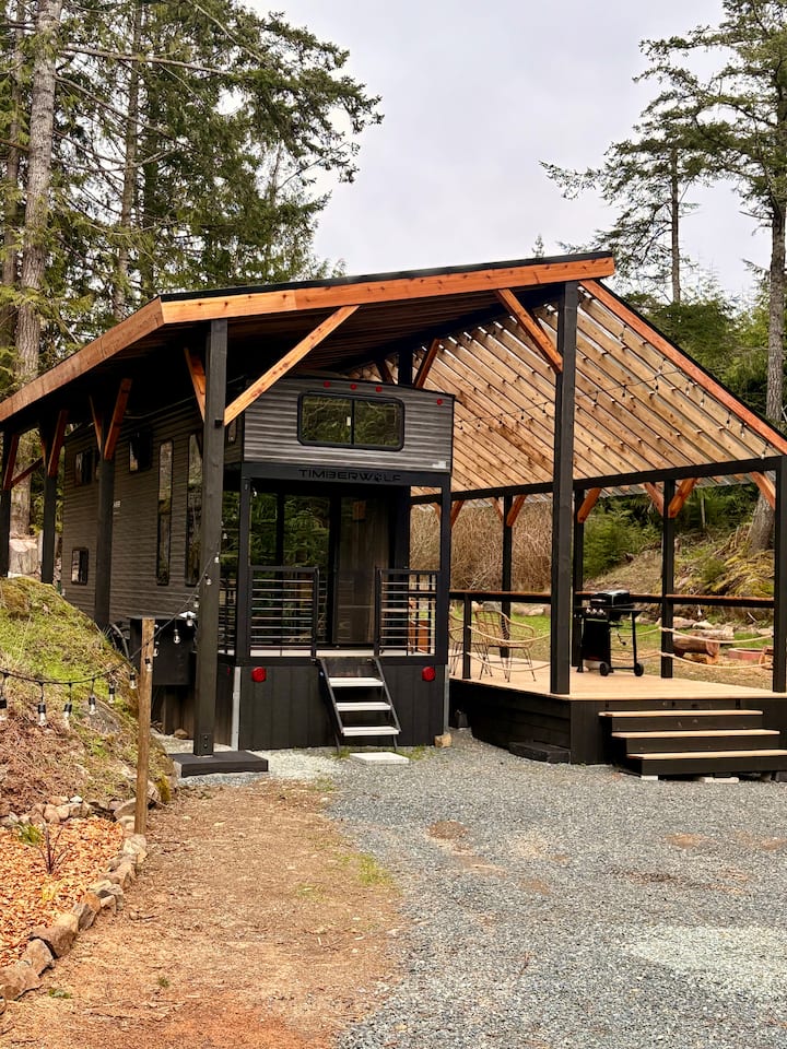 Timberwolf Hideaway - Modern Forest Retreat - Sooke